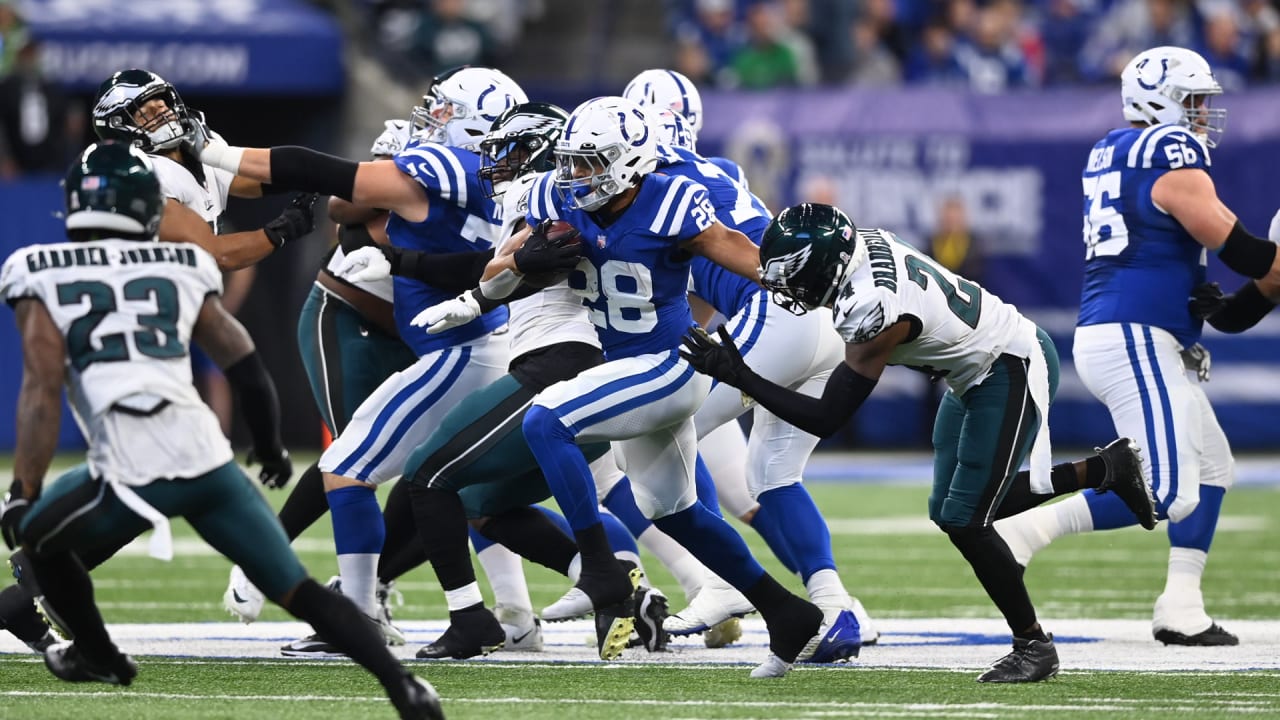 HIGHLIGHT | Jonathan Taylor gashes Eagles D for 28 yards