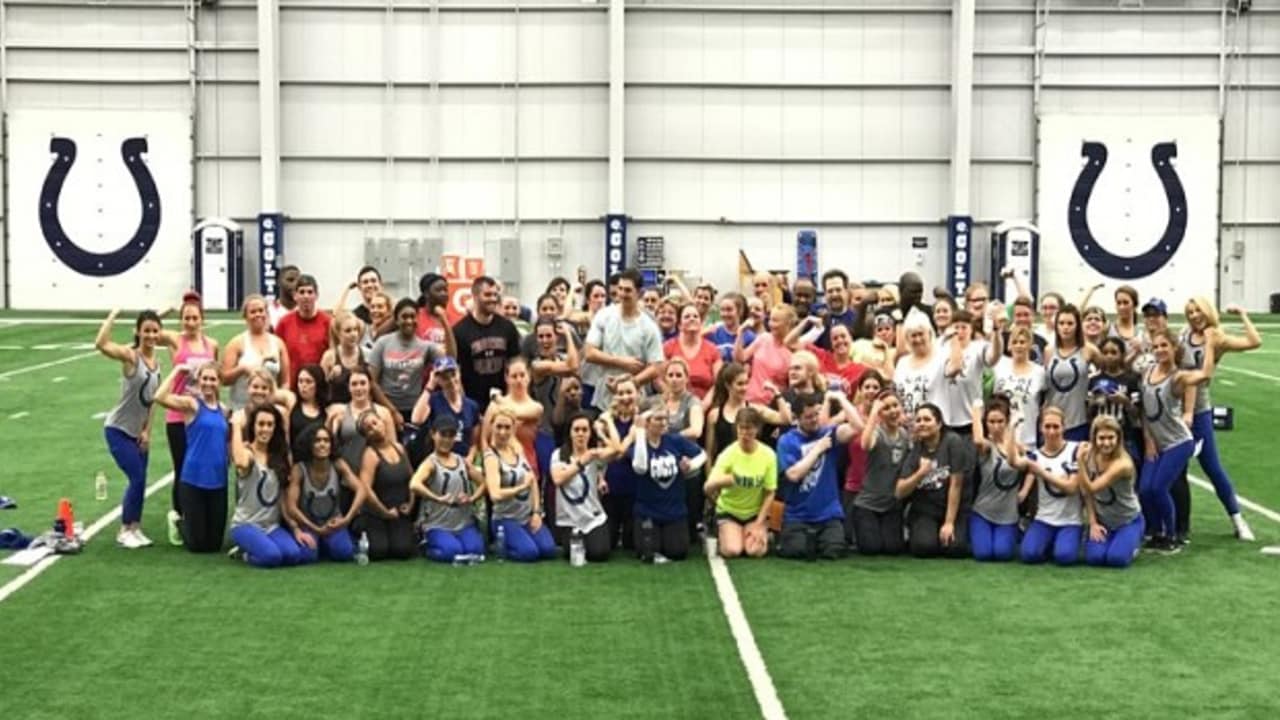 Colts Cheerleaders Help Fans Kick Off New Year