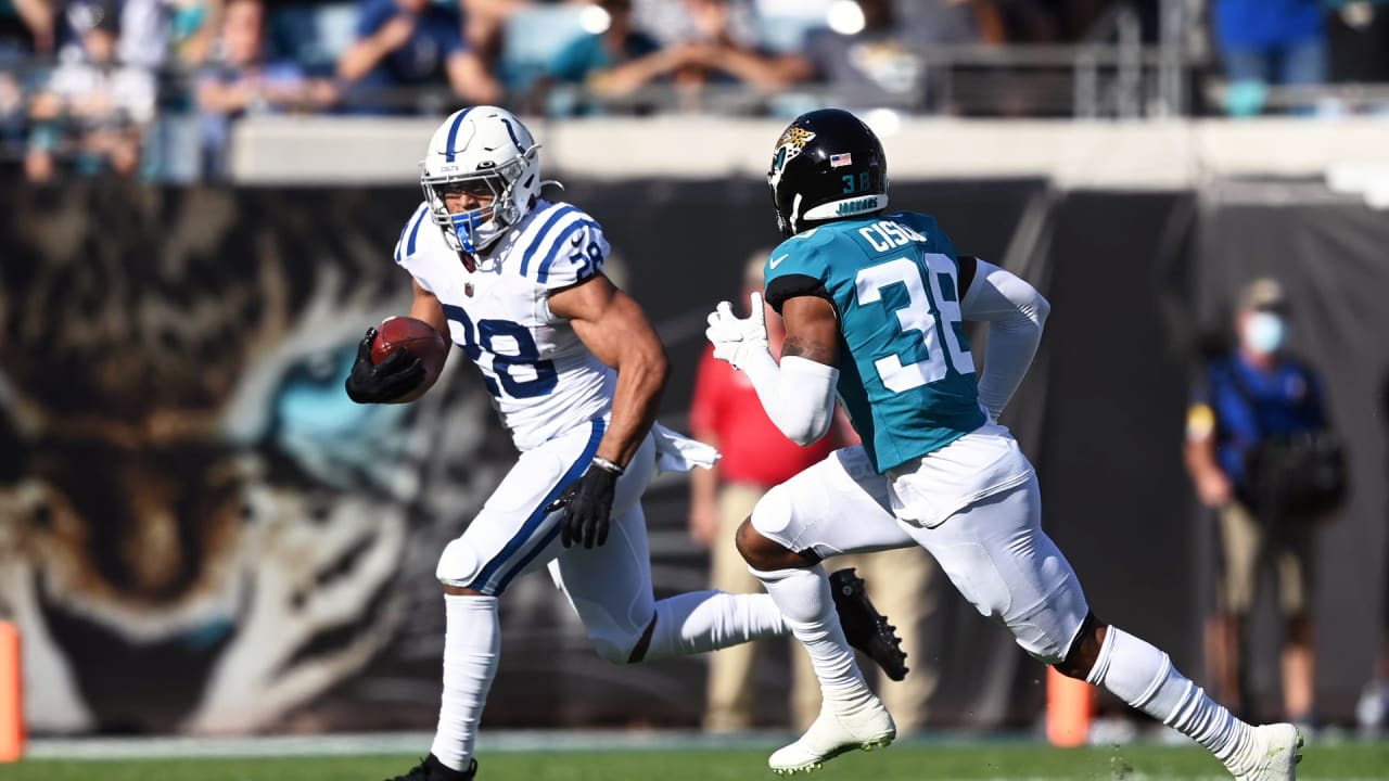 HIGHLIGHT | Jonathan Taylor's Tackle-Breaking 23-Yard Gallop