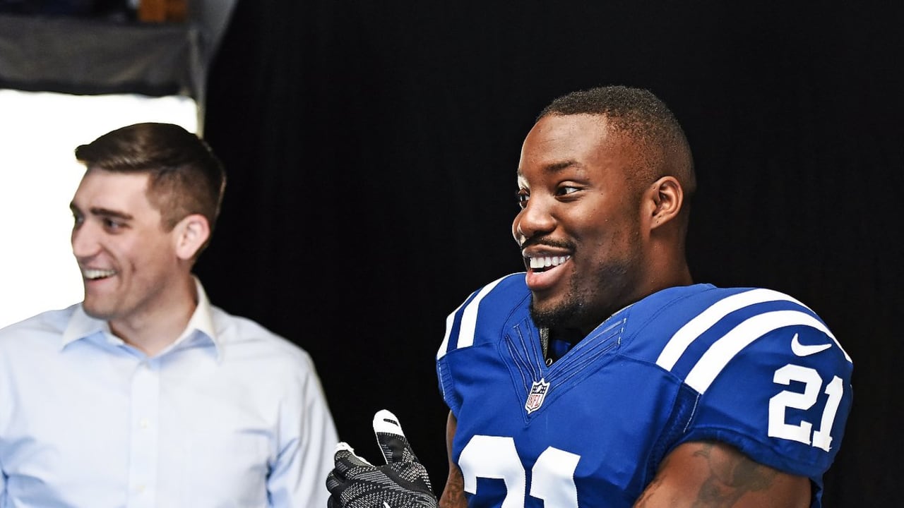 2016 Colts Photo Garage - VONTAE DAVIS