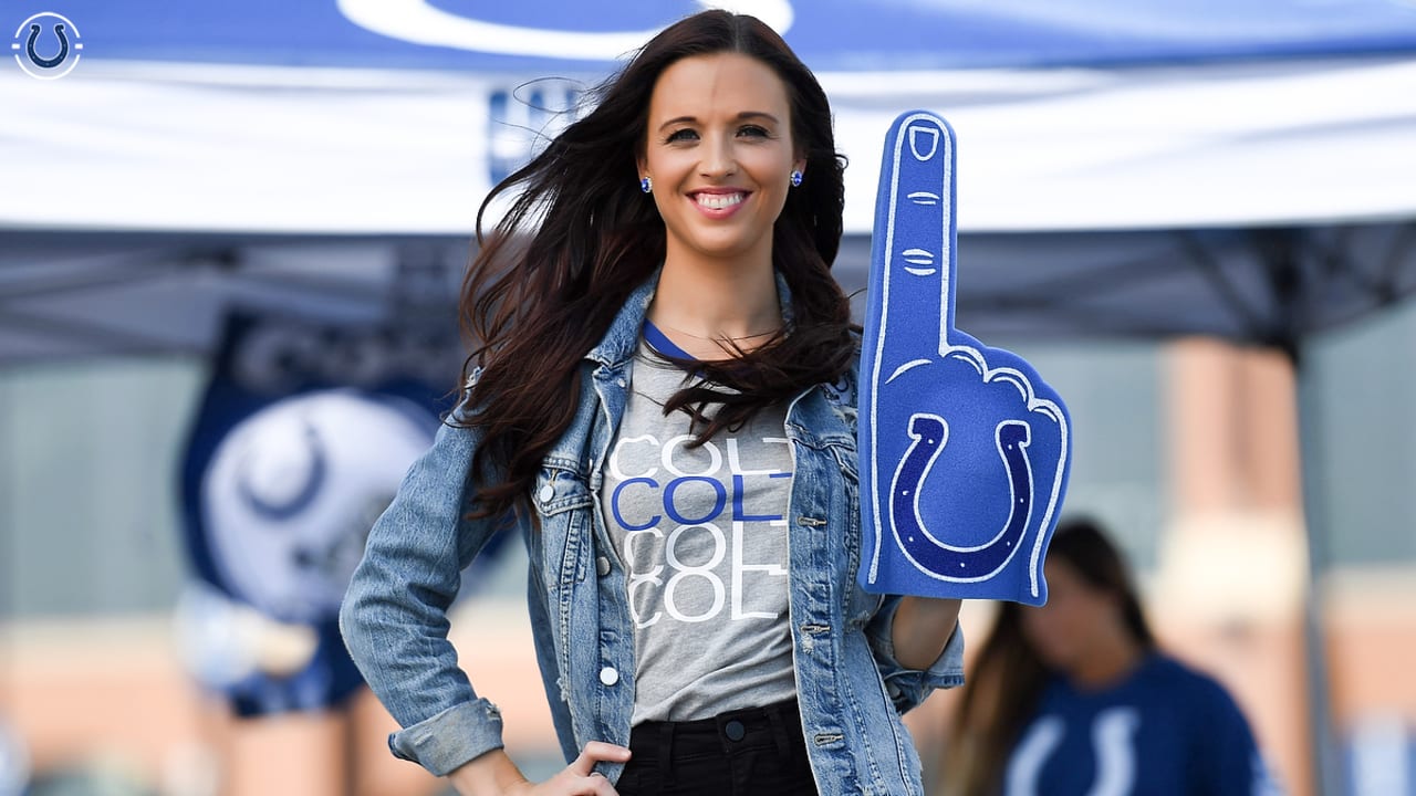 Cheerleader Of The Week - Carissa's Lids Photoshoot