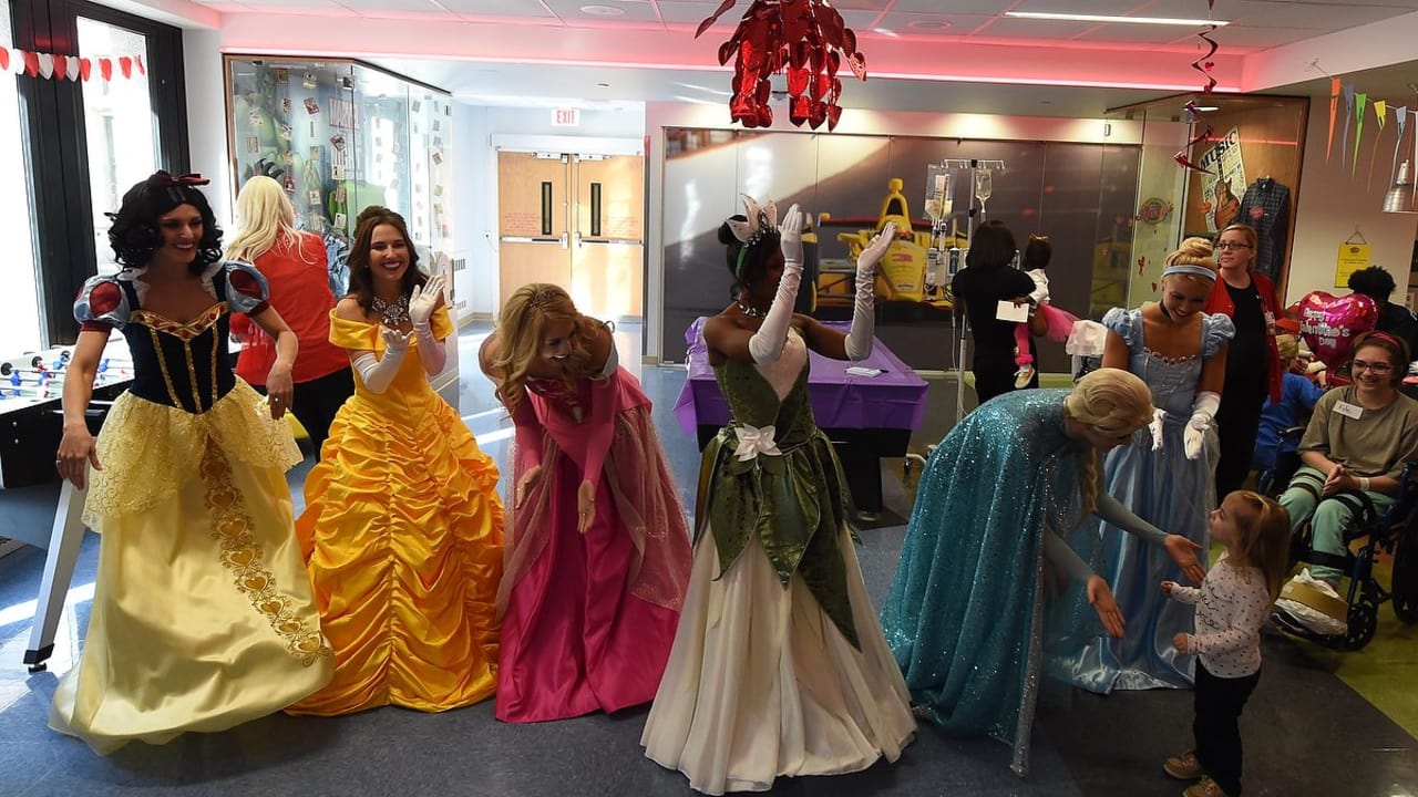 Colts Cheerleaders Visit Riley for Valentine's Day