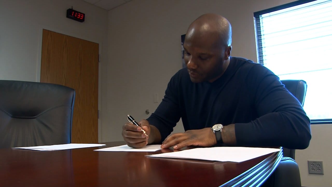 D'Qwell Jackson signs contract