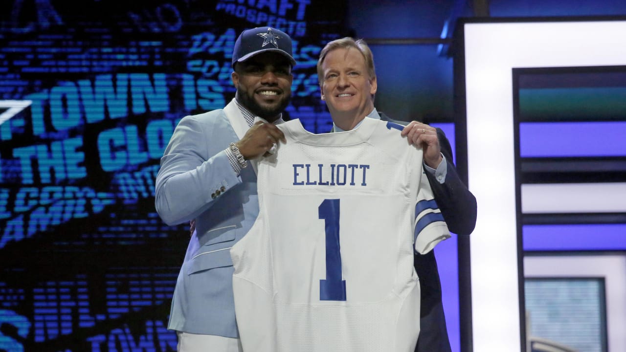 For Elliott, Running Behind Cowboys’ O-Line “A Running Back’s Dream”