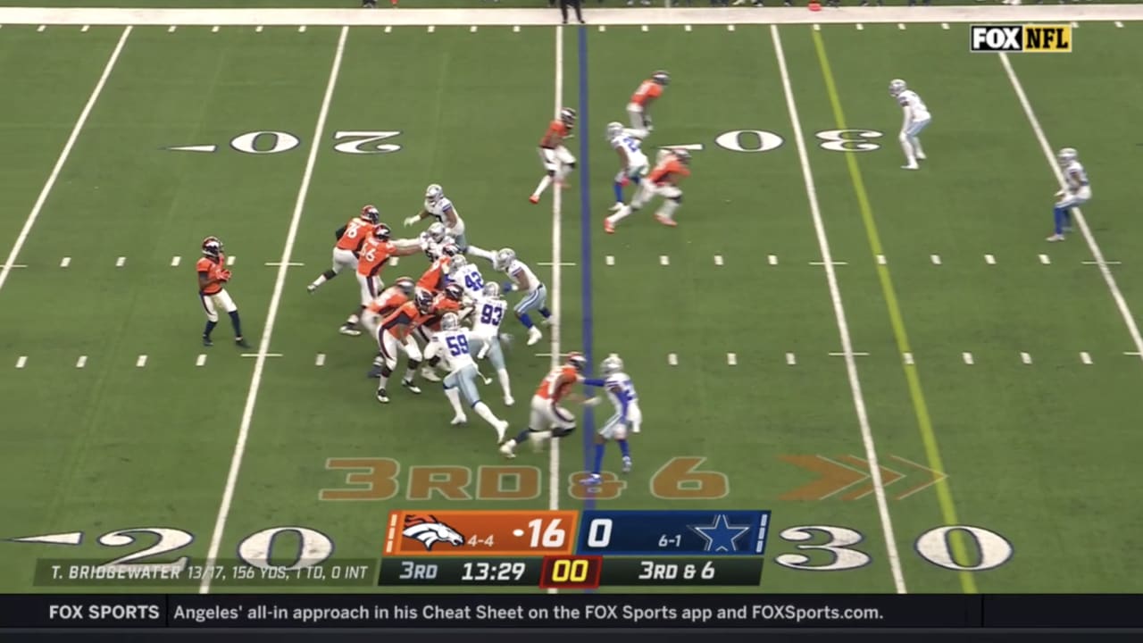 Tony Pollard Spins Out of Tackle Try for 32-yard Gain