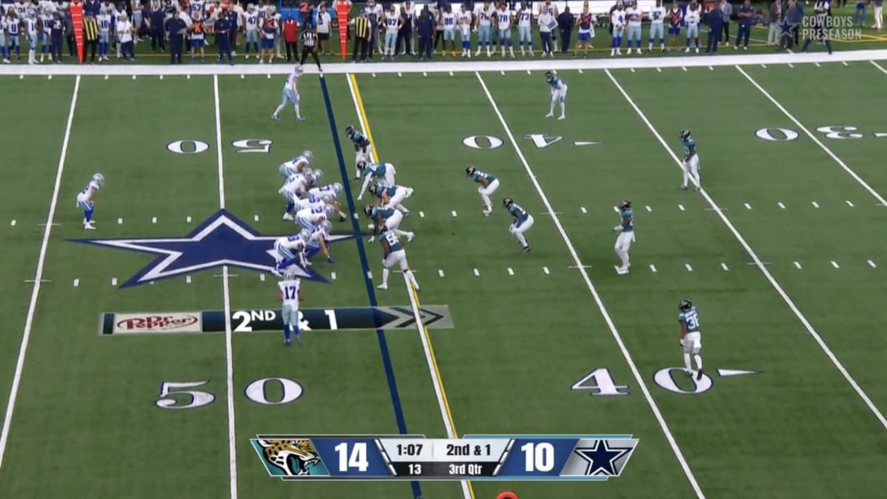 Deuce Vaughn Bursts Up Middle for 26-yard Run