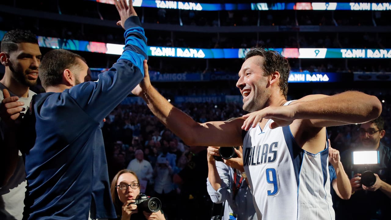Tony Romo Suits Up For The Dallas Mavericks
