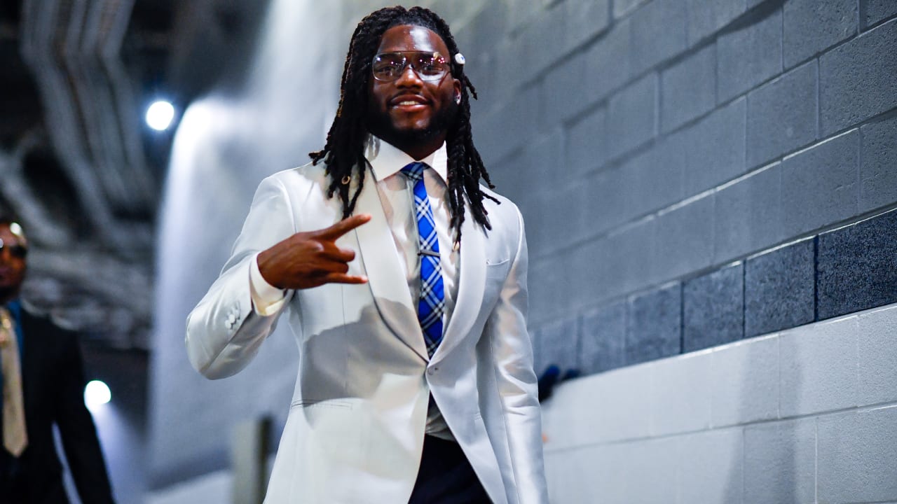 Fans Excited to “Pose With The Pros”