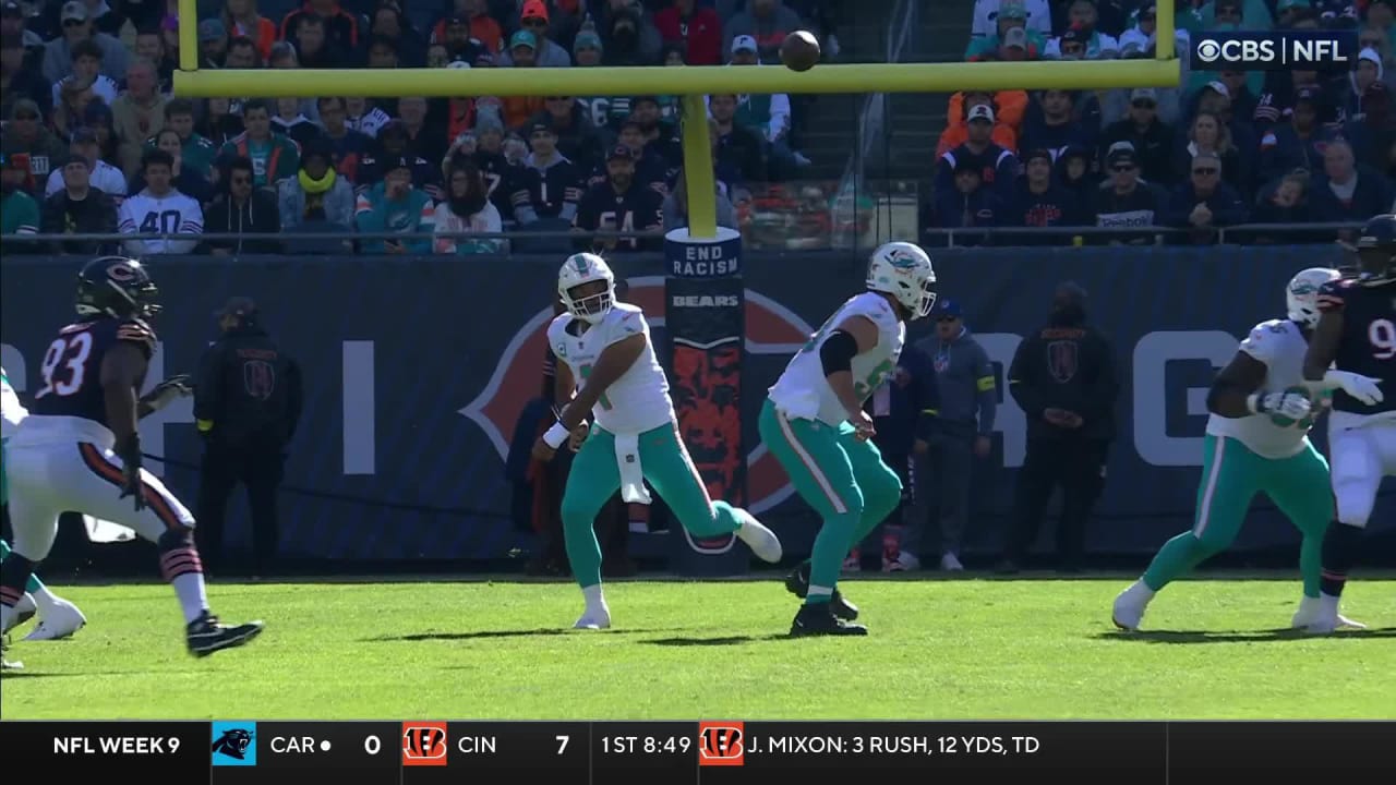 Tua Tagovailoa throws 17-yards to Jaylen Waddle