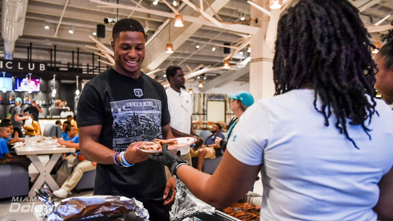 Dolphins Feed More Than 1,500 Families Throughout South Florida With ...