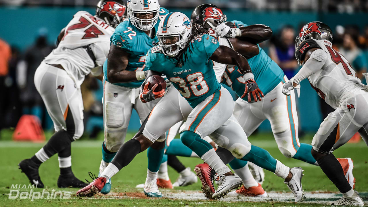 Buddy Howell Jukes Defenders For 18-yard Gain