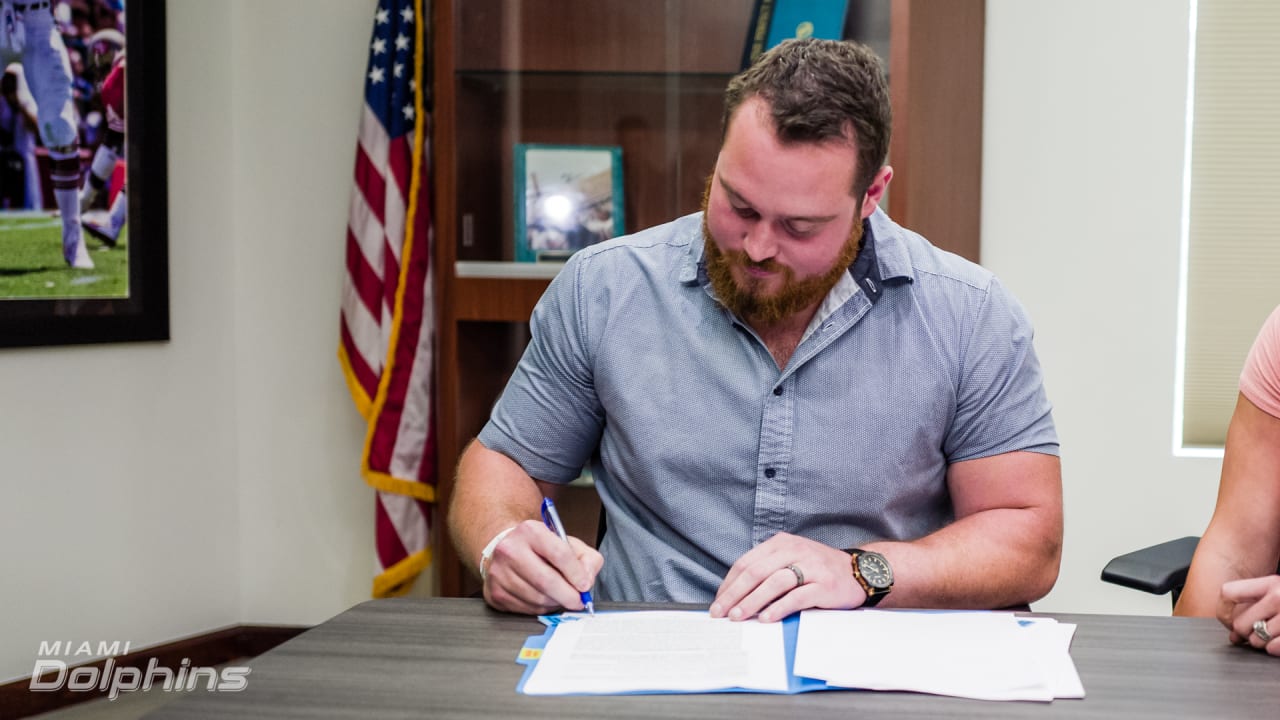 Tough, Versatile G/C Chris Reed Signed By Dolphins