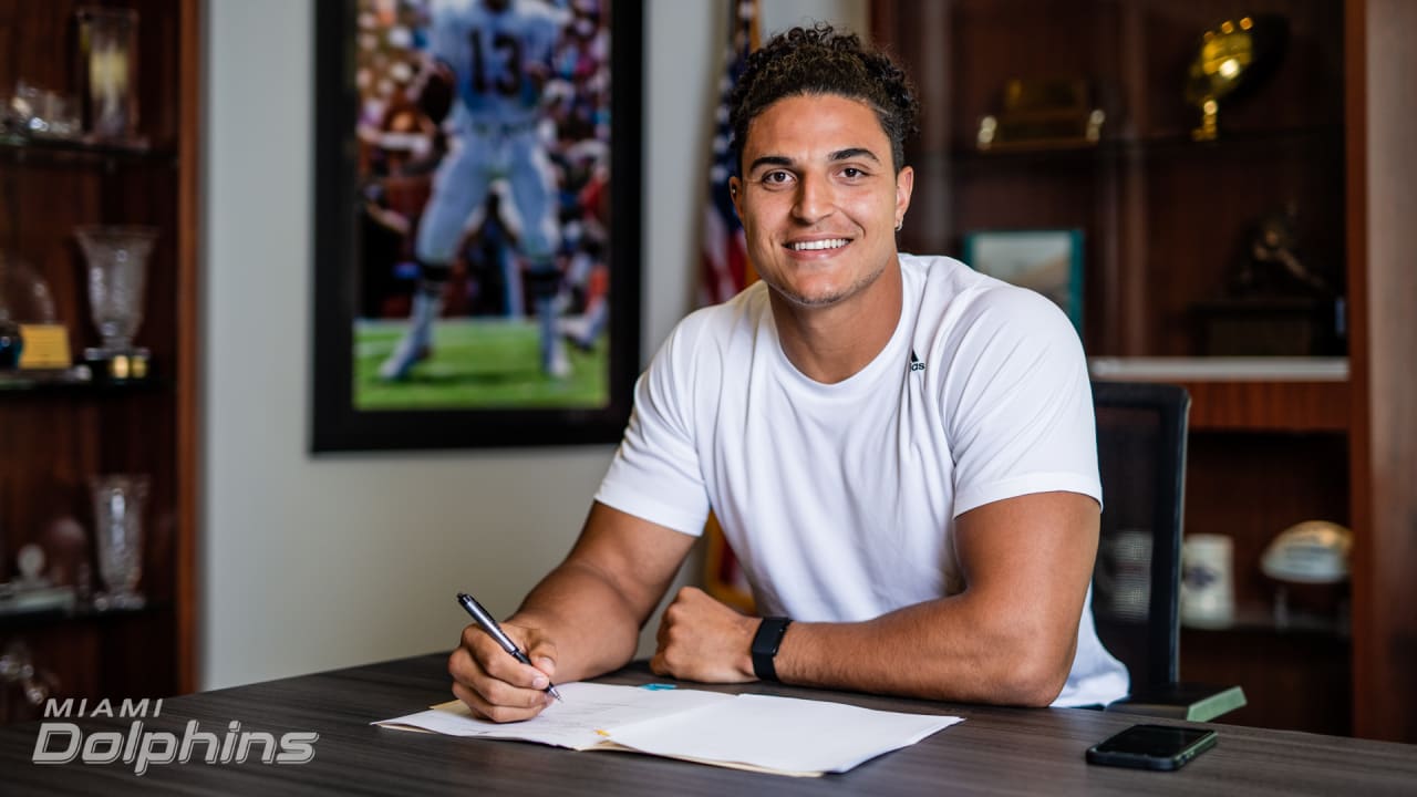 Miami Dolphins Sign LB Jaelan Phillips