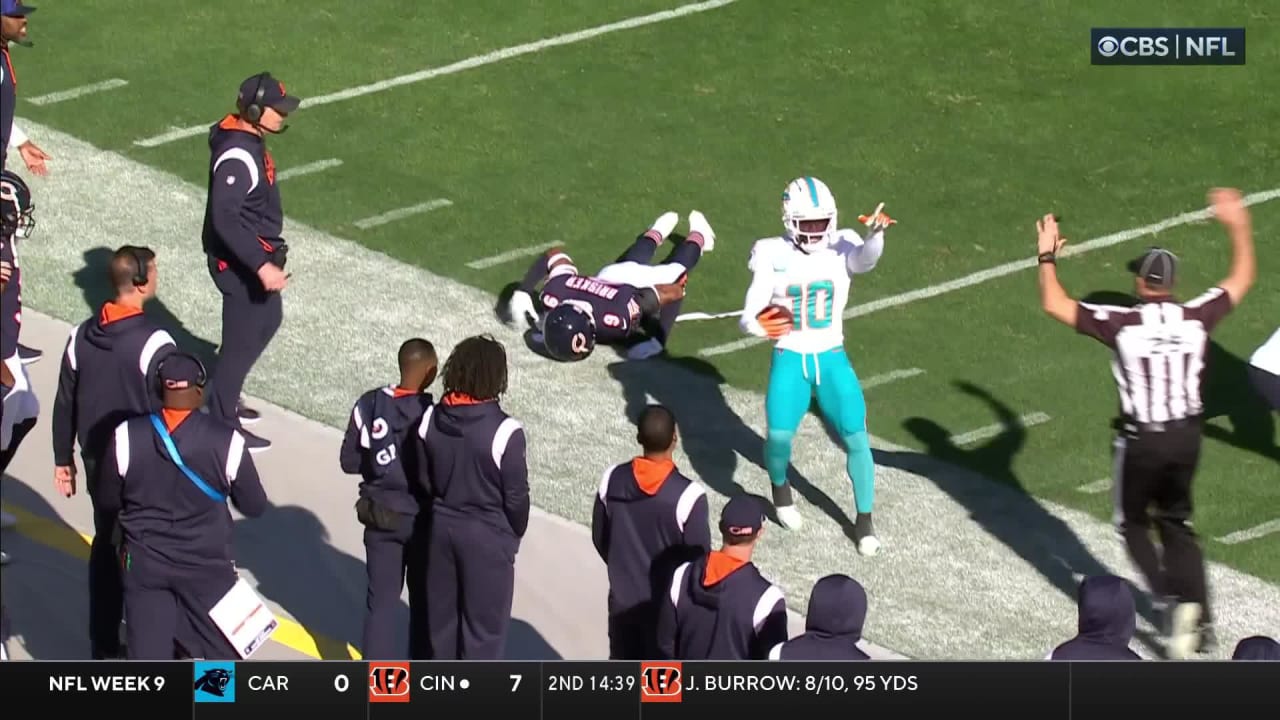 Tyreek Hill catches 25-yard throw from Tua Tagovailoa