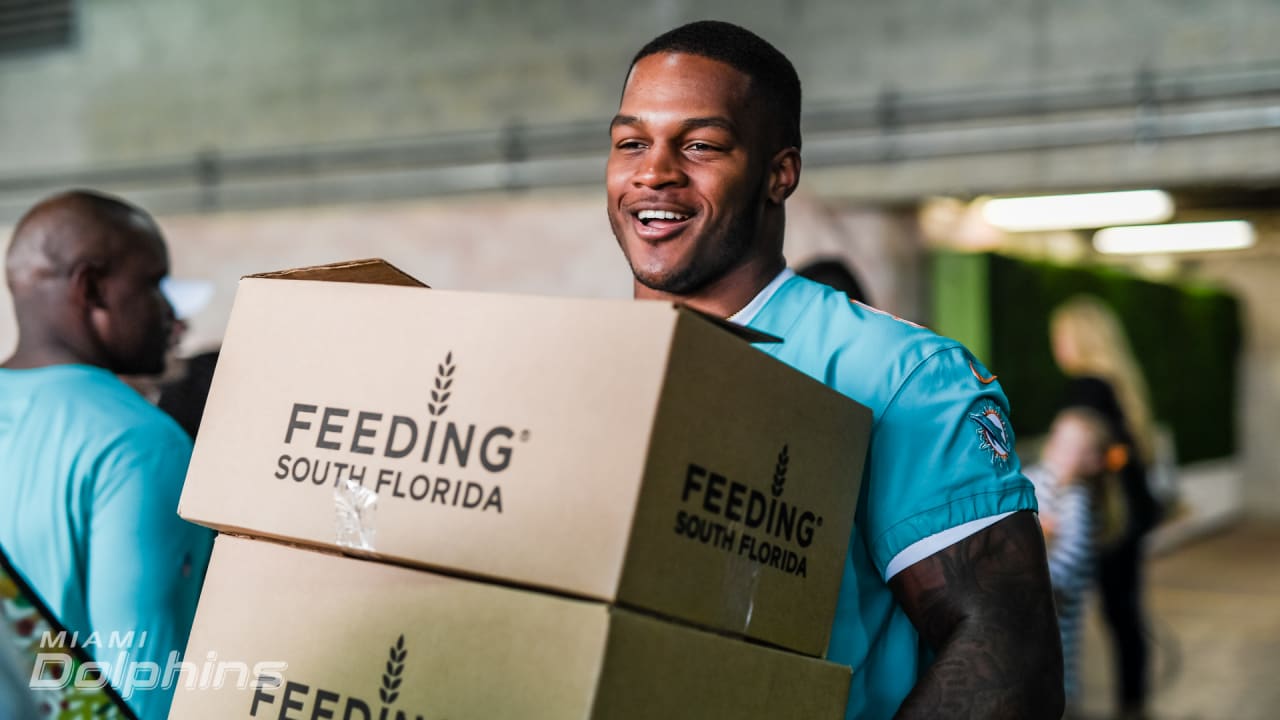 Photo Gallery: Dolphins Distribute Thanksgiving Meals