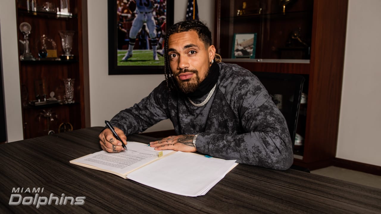 Miami Dolphins Sign LB Duke Riley