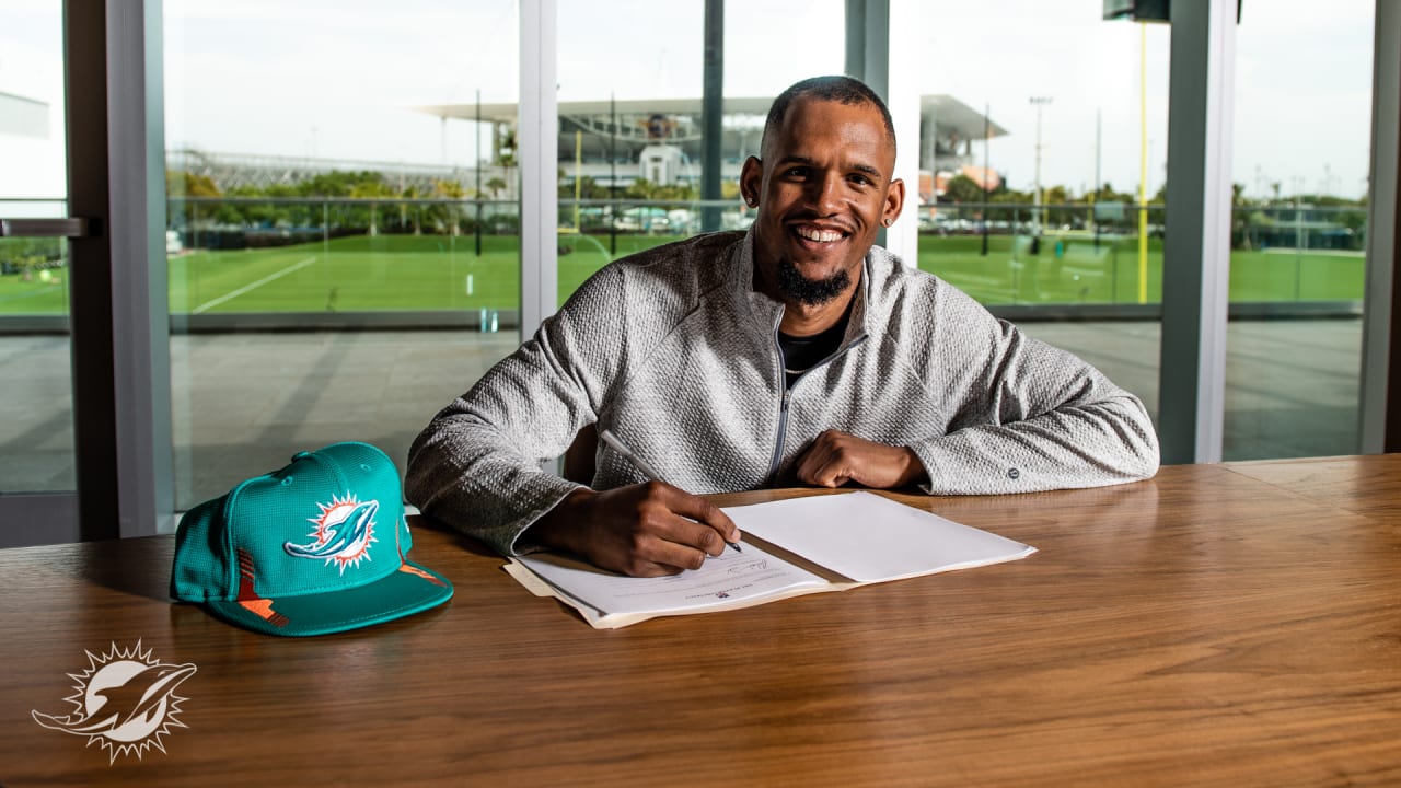 Dolphins sign WR Wilson Jr.