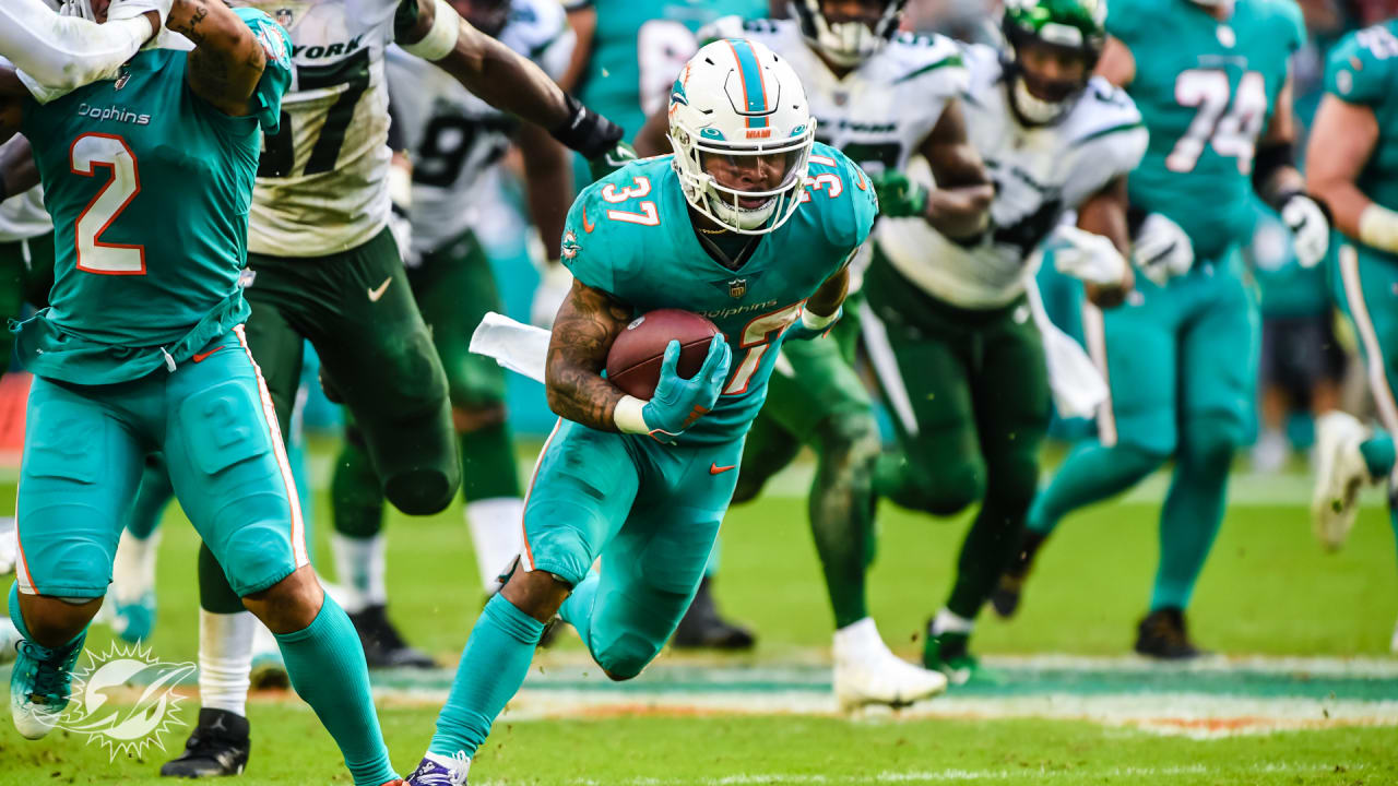 Myles Gaskin breaks free on 30-yard burst