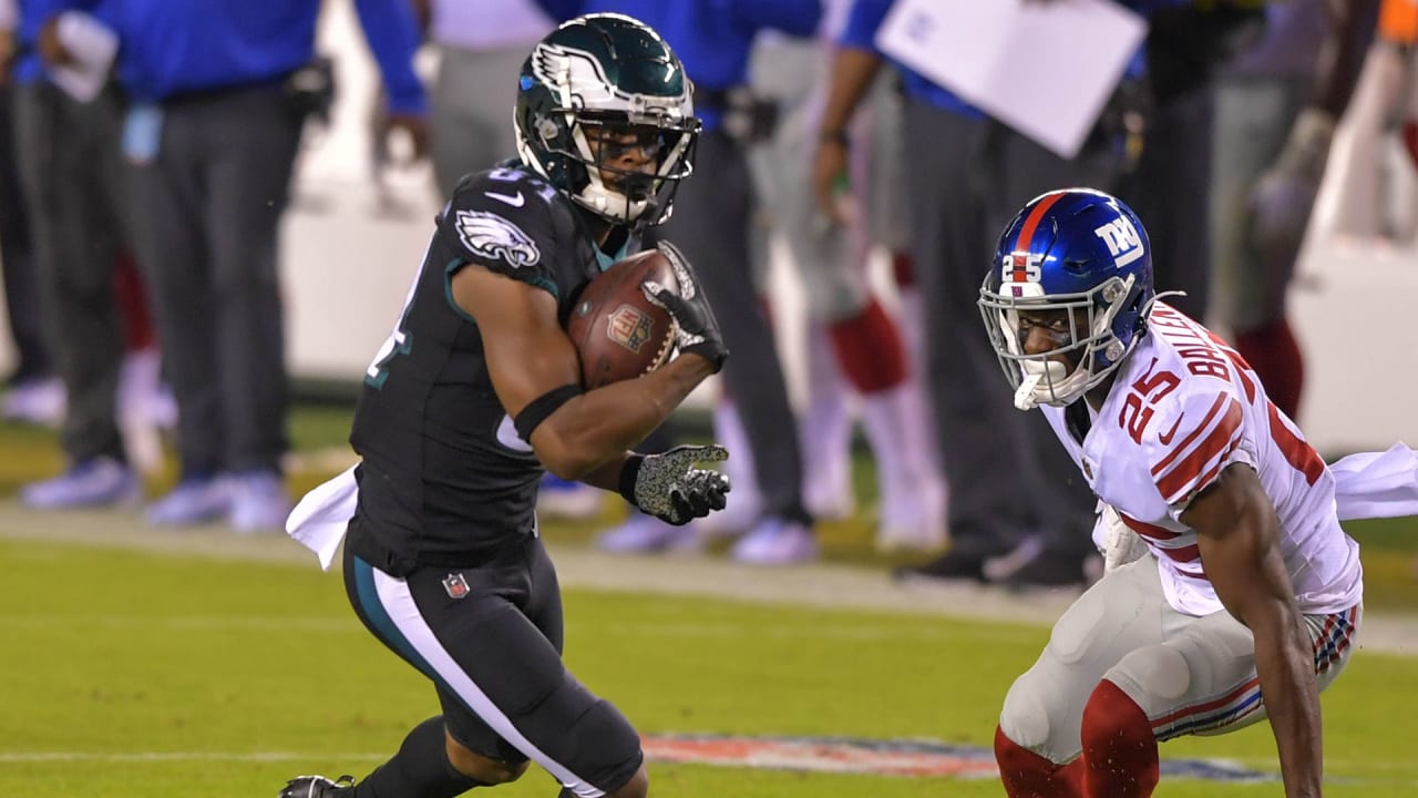 Highlight: Greg Ward elevates for impressive 3rd-and-10 snag