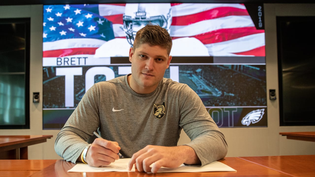 Former Army offensive tackle Brett Toth signs with Eagles after ...