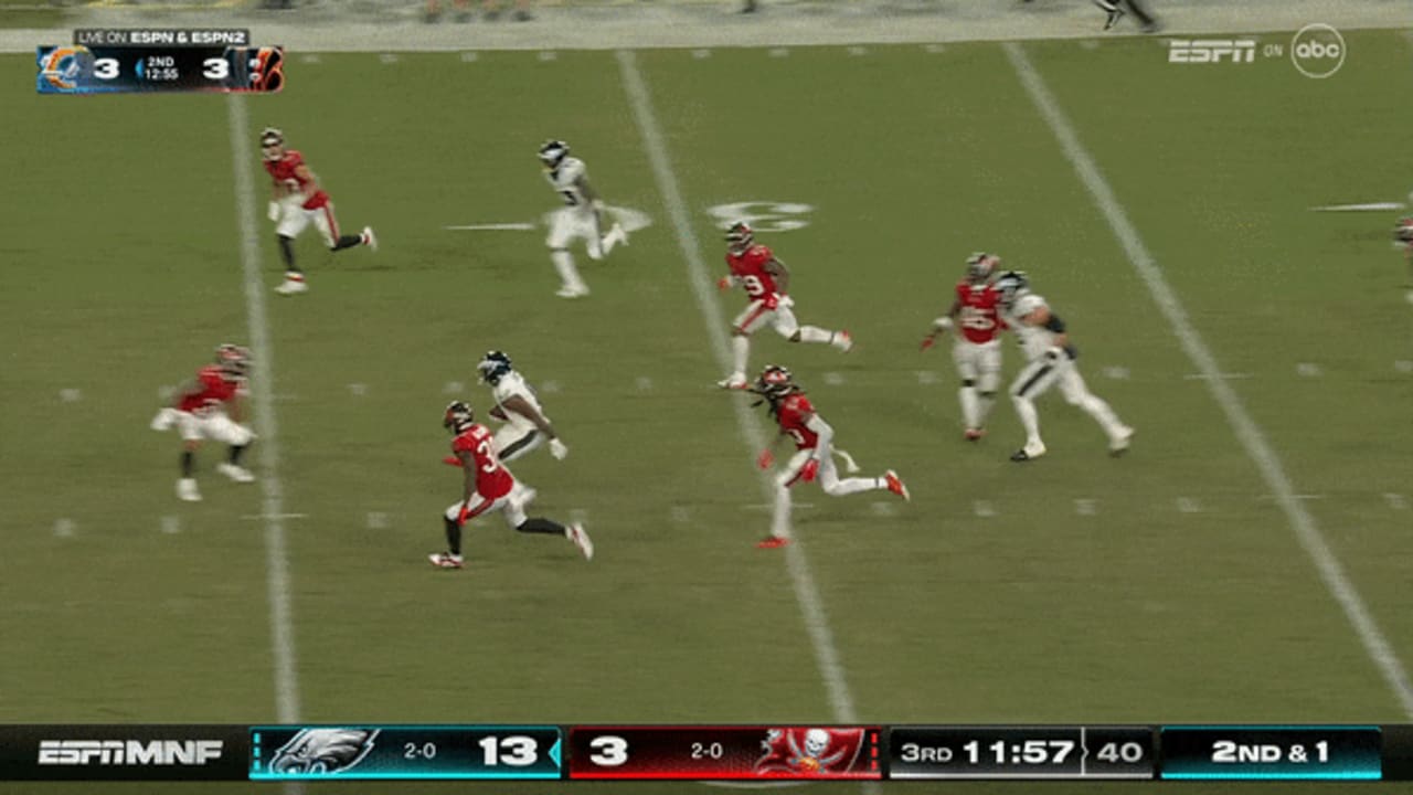 Highlight: D'Andre Swift ends 26-yard run with electric hurdle