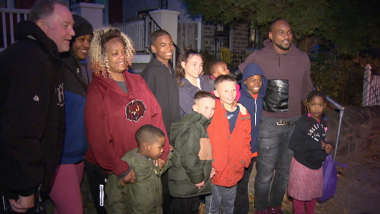 Nigel Bradham Delivers Thanksgiving Meals