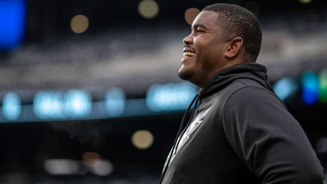 Eagles sign T Le'Raven Clark to a two-year contract through 2022