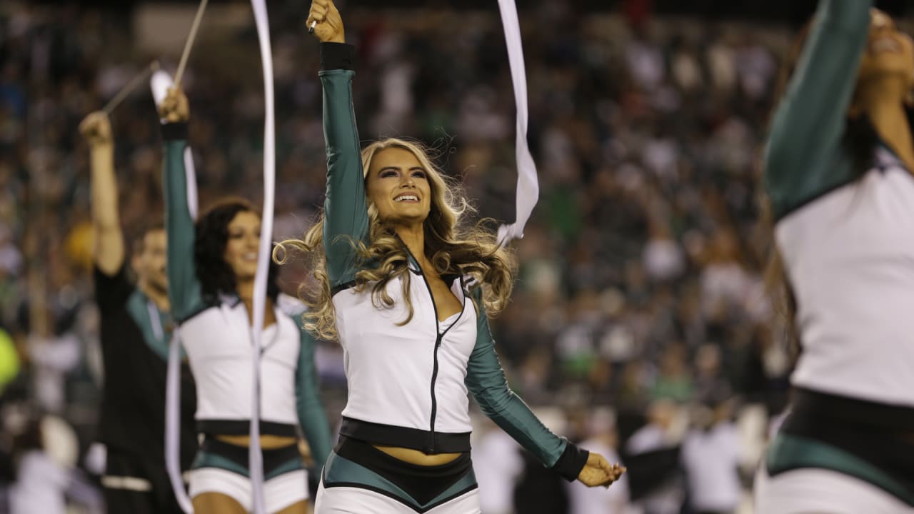Eagles Cheerleaders on Gameday: Dallas Cowboys