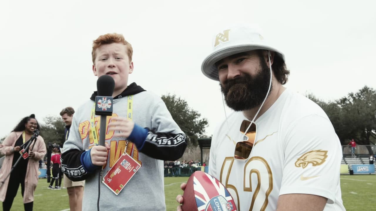 Kid reporter asks Jason Kelce hard-hitting questions at Pro Bowl