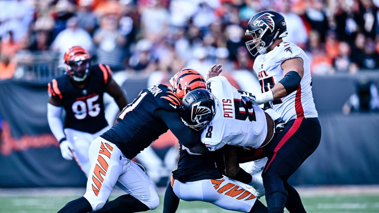 Kyle Pitts absorbs hit while making catch converting third-down