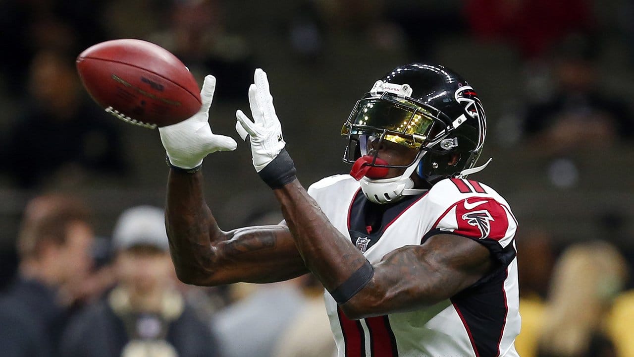 Can't miss play: Jones pulls in 23-yard catch