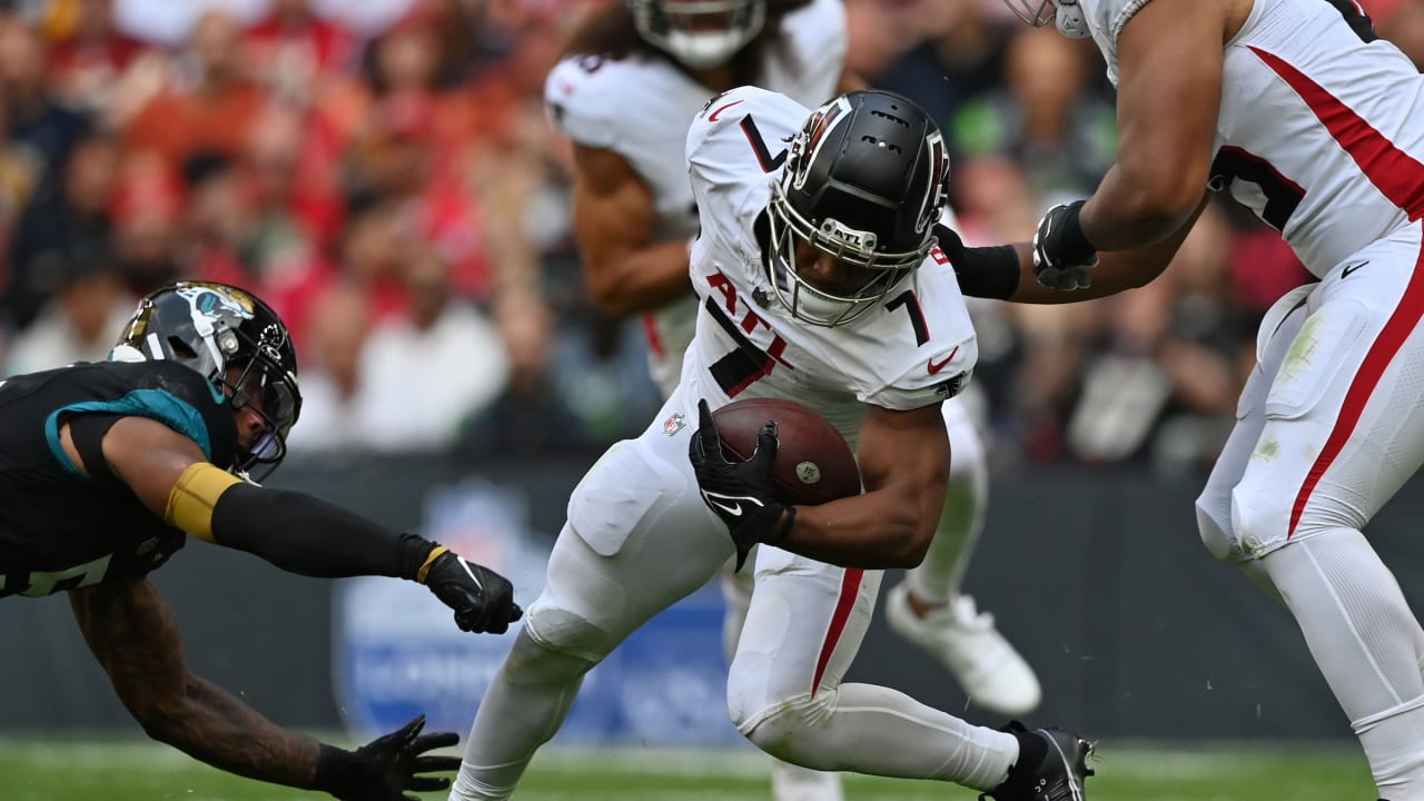 Bijan Robinson hauls in one-handed catch