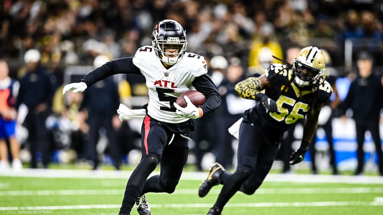 Drake London jukes defender out of his shoes on 12-yard catch and run