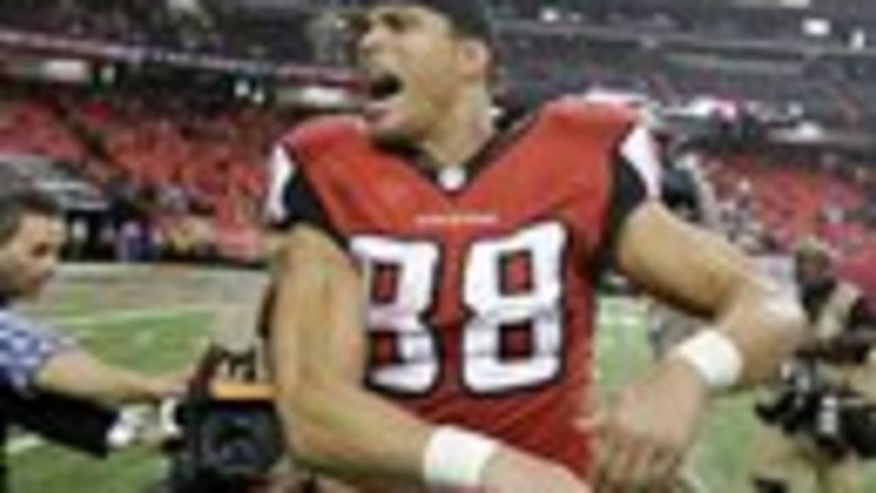 Tony Gonzalez Back for One More Year