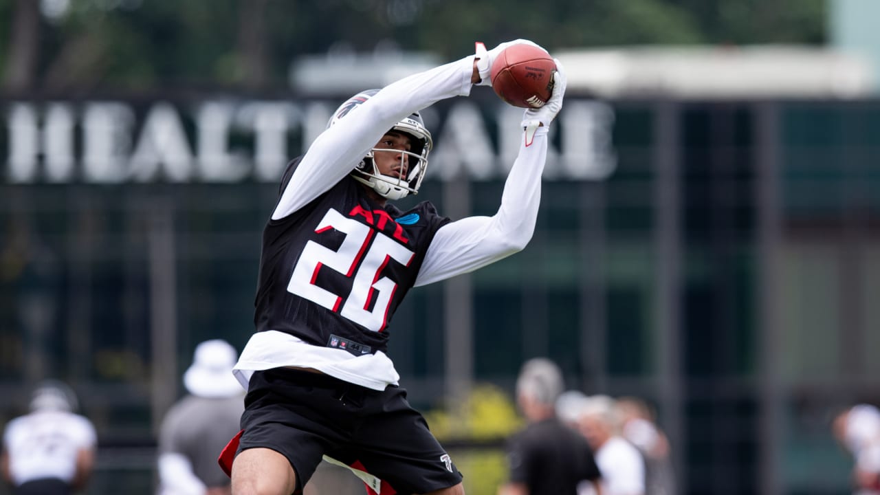 Inside-out? Isaiah Oliver’s versatility gives Falcons secondary options