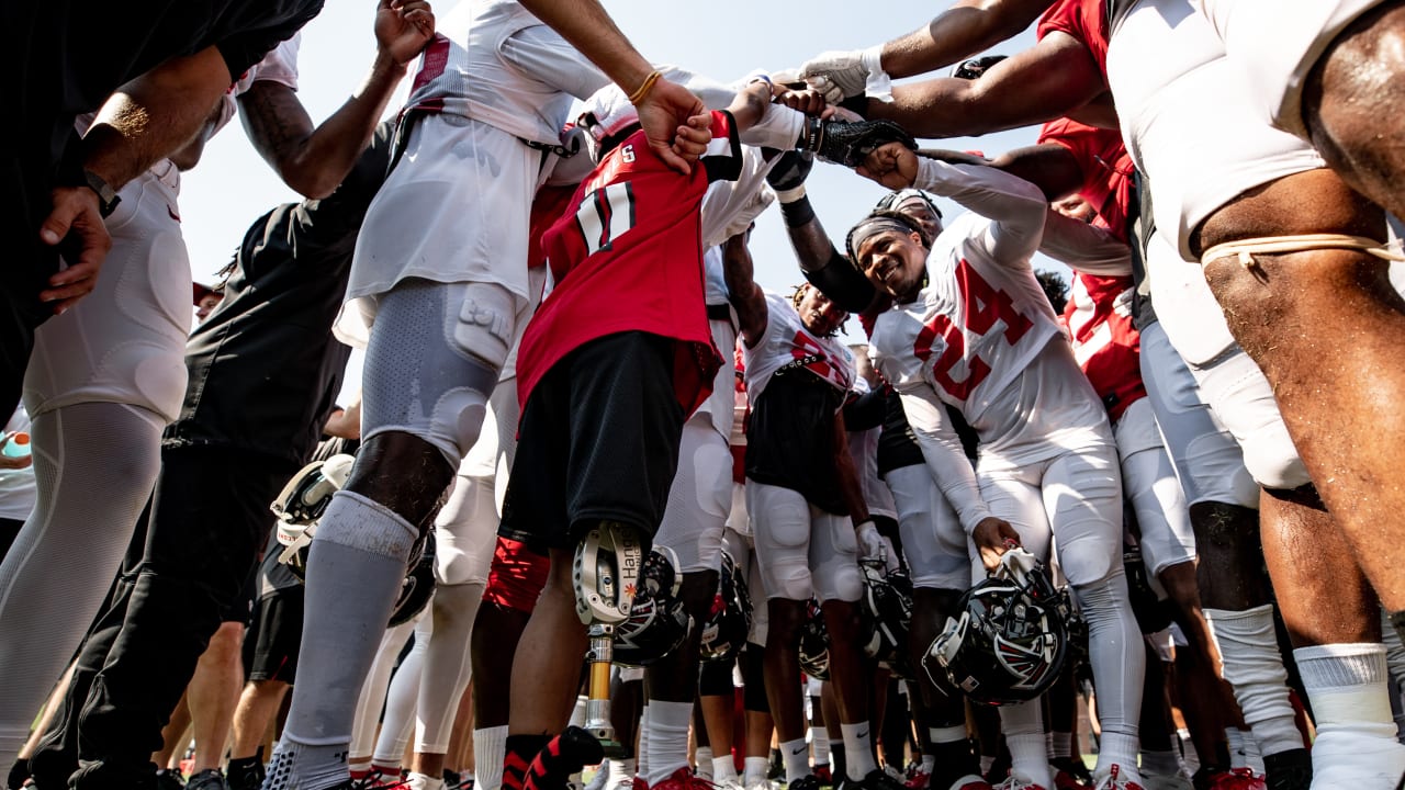 Dan Quinn invites future honorary captain to join team huddle