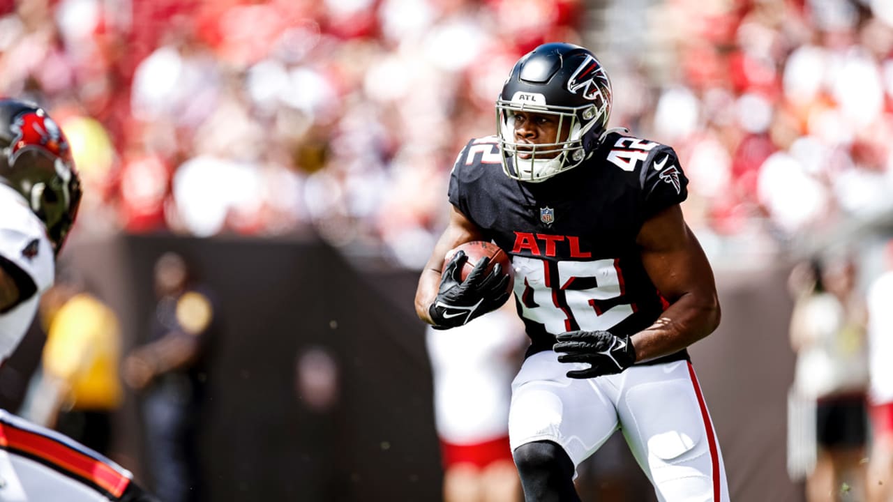 Caleb Huntley darts through Bucs' D for 22 yards