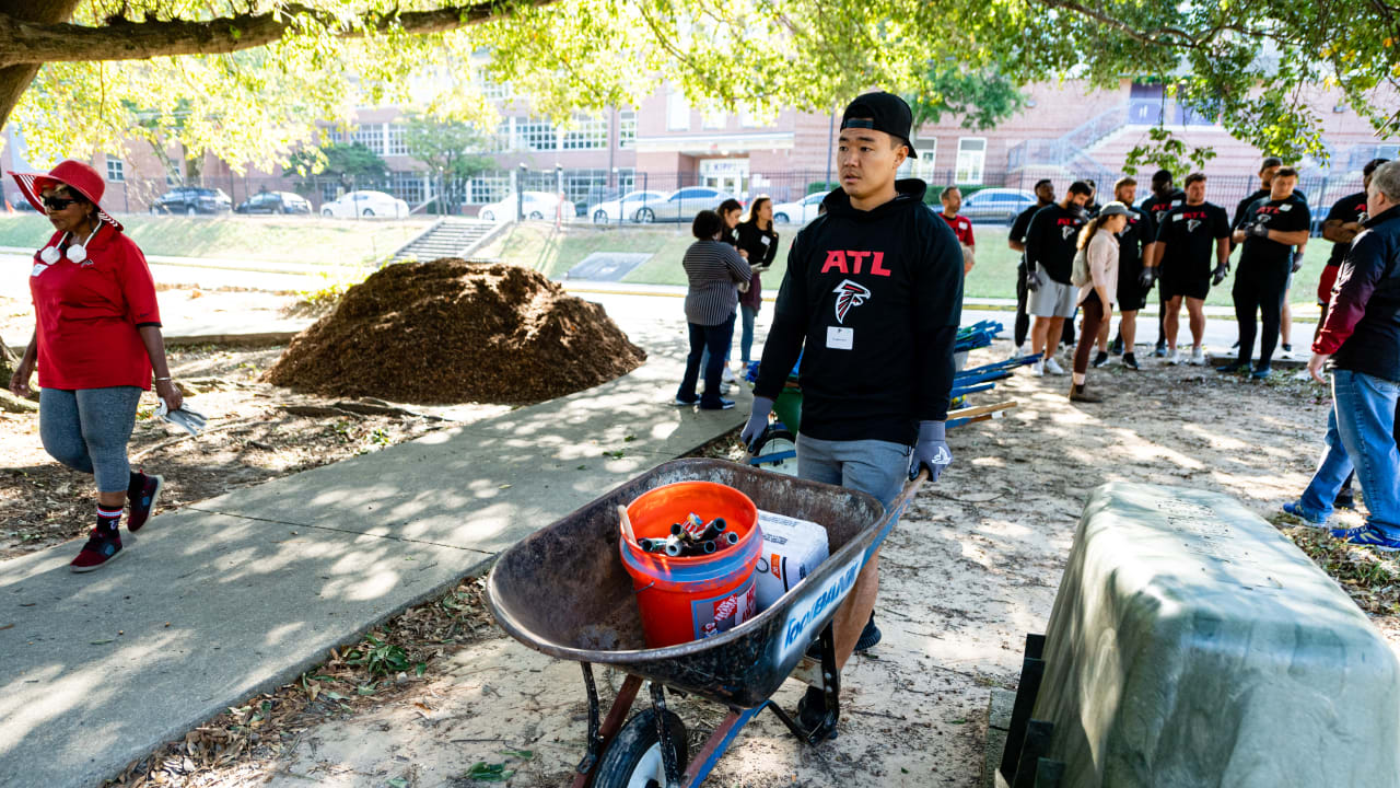 'It puts things in perspective': Falcons players clean up Atlanta park ...