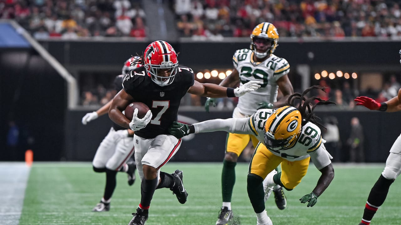 Bijan Robinson is a tackle-breaking machine on red-zone run vs. Packers
