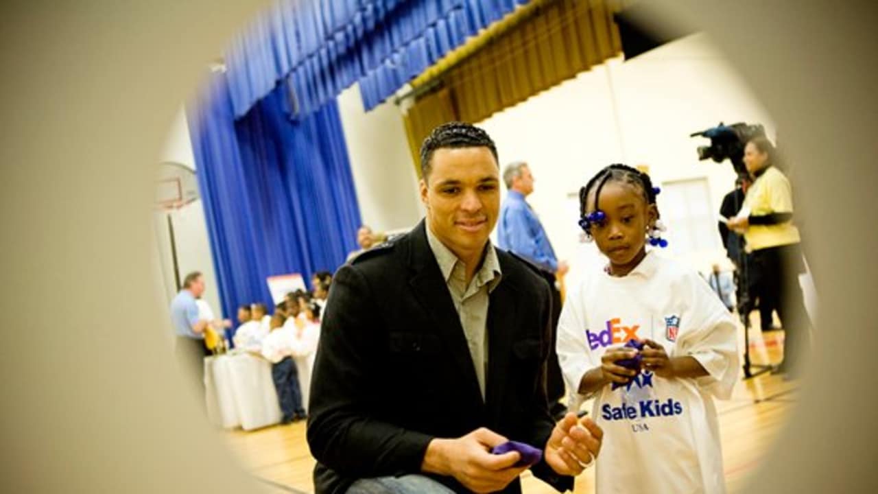 Tony Gonzalez visits Capitol View Elementary School