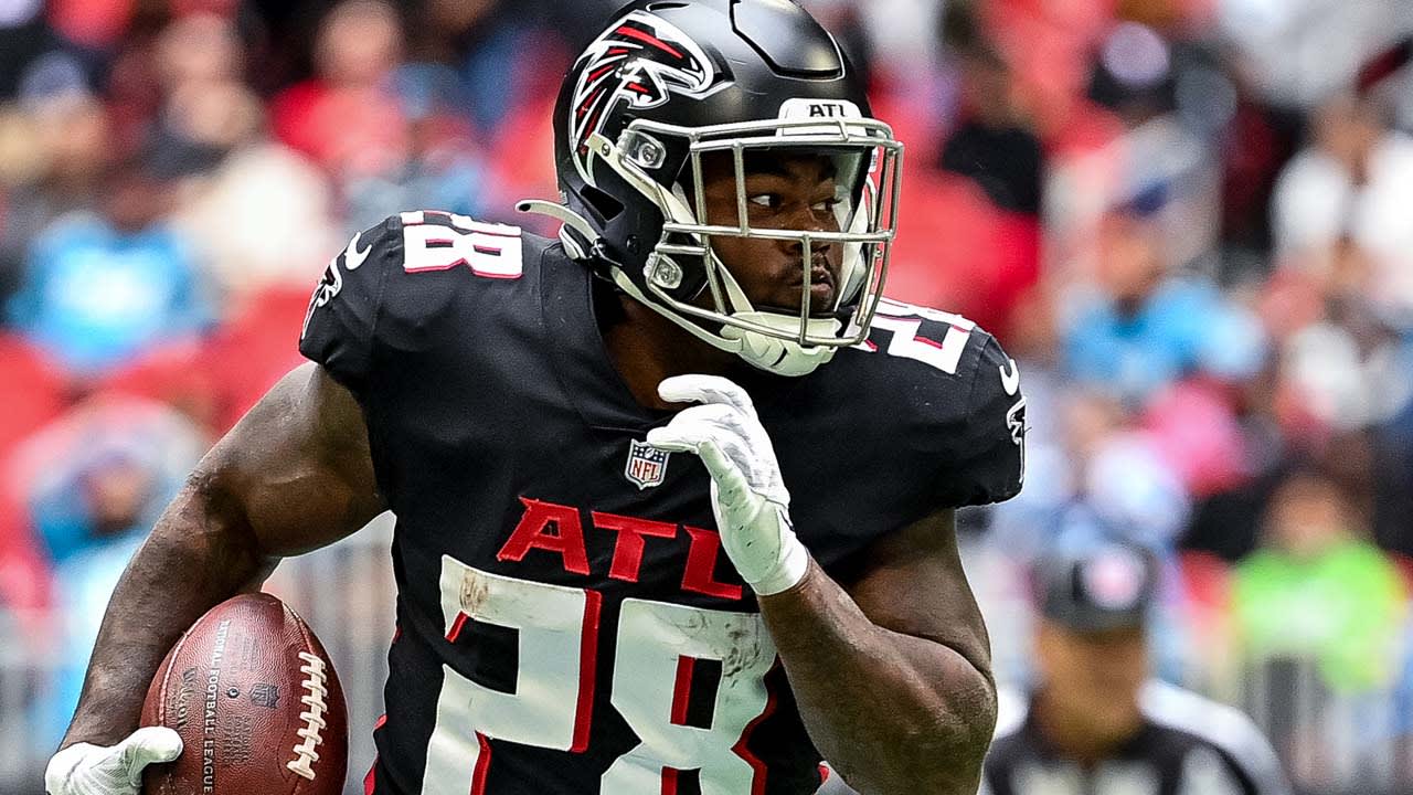 Highlight: Mike Davis identifies wide-open cutback lane for 18-yard gain