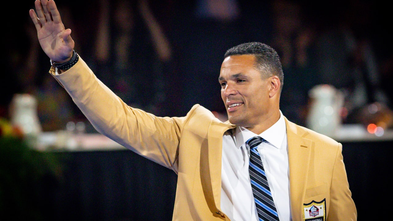 Golden Gonzalez | Falcons legend Tony Gonzalez receives Pro Football ...
