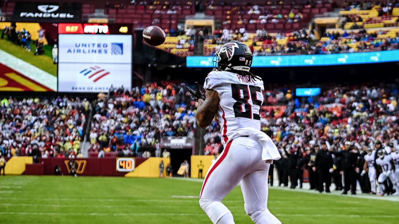 MyCole Pruitt couldn't possibly be more WIDE-OPEN to catch Mariota's ...