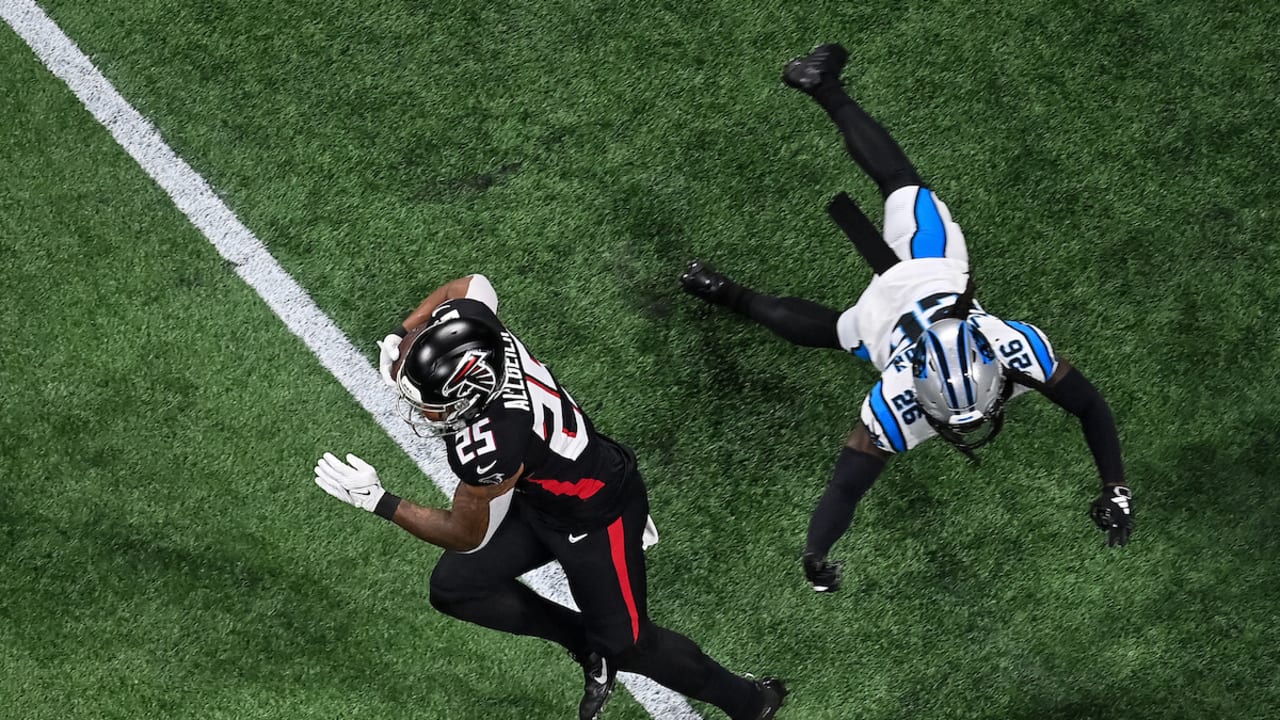 Tyler Allegier keeps the legs churning on 22-yard burst