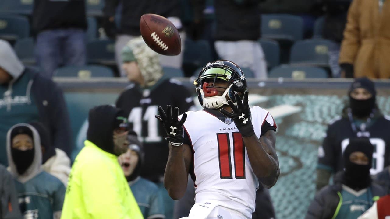 Can't miss play: Jones reels in 21 yards catch