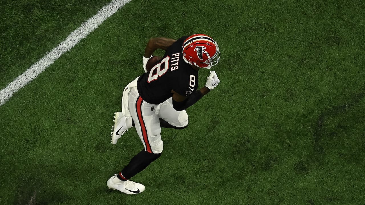 Kyle Pitts flashes his stiff-arm strength on 21-yard reception