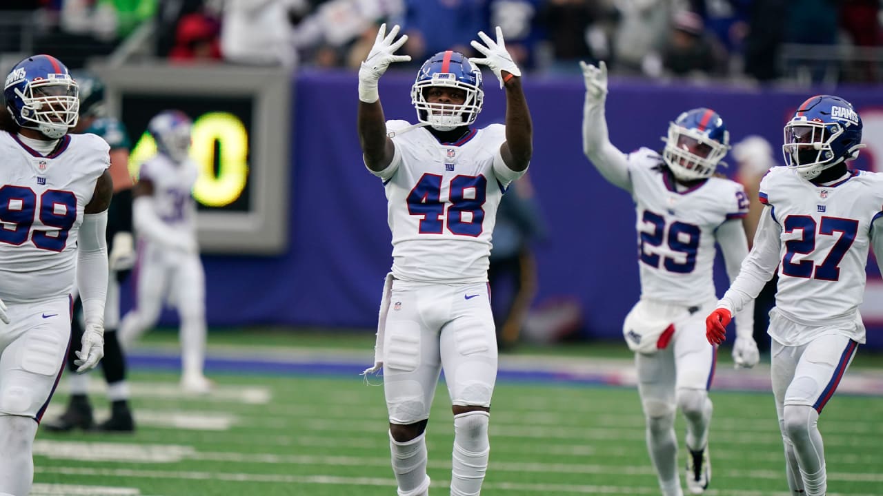 Tae Crowder ends first half with INT | Giants vs. Eagles Highlights