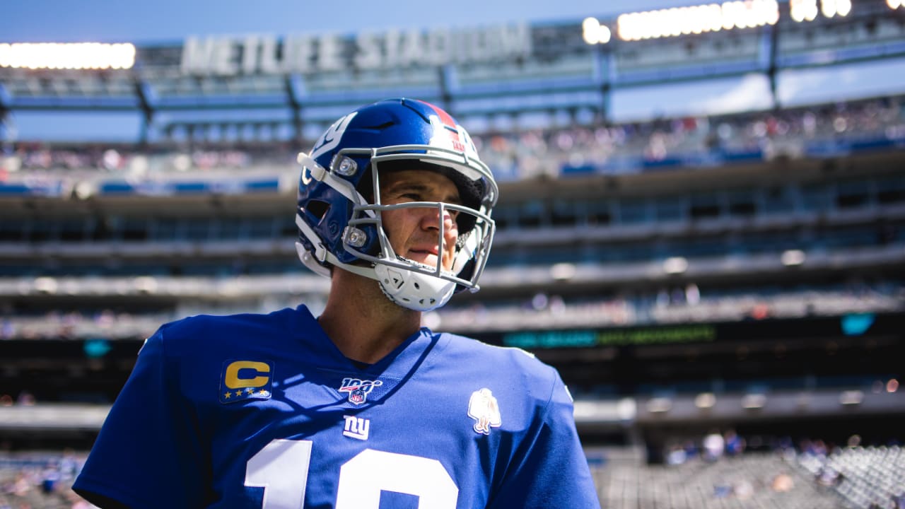 Eli Manning accepts, makes best of new role