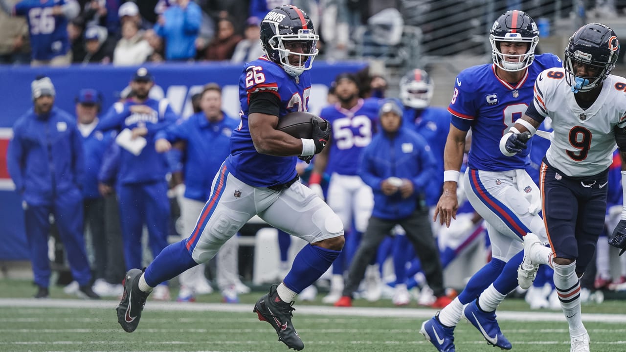 Barkley evades the tackle for 15-yard gain | Giants vs. Bears Highlights