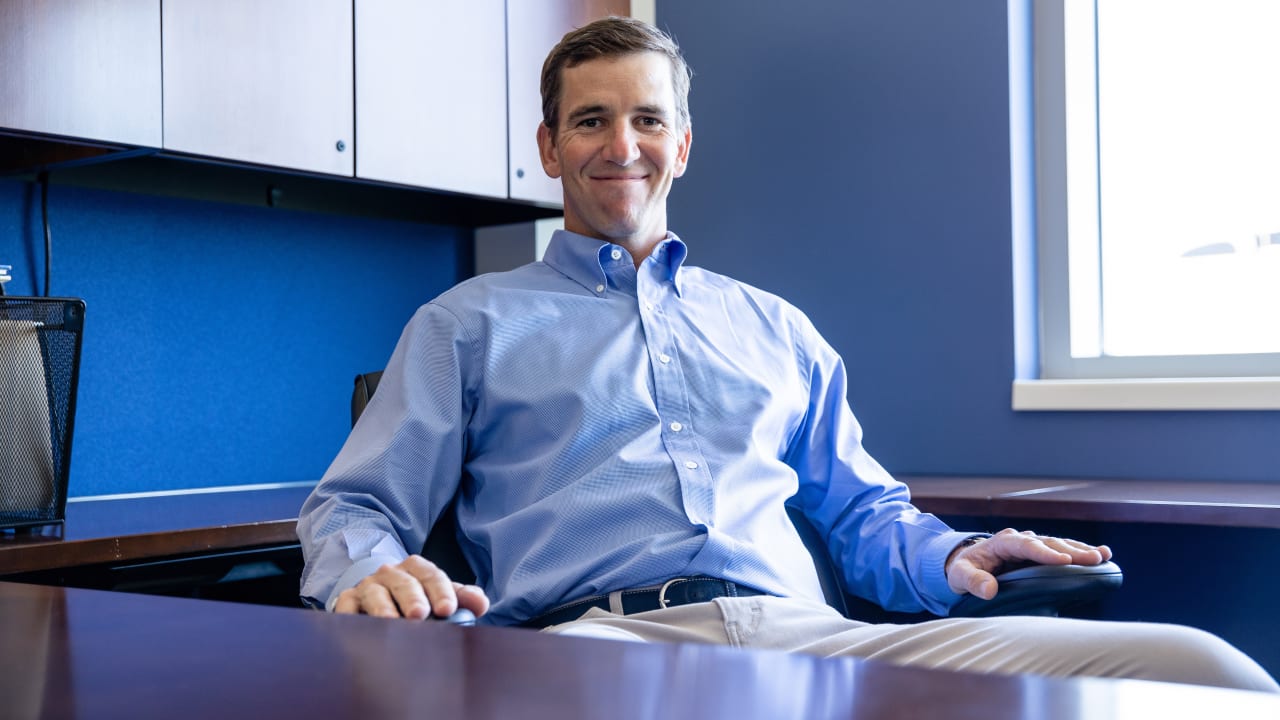 Photos: Eli Manning tours his new office